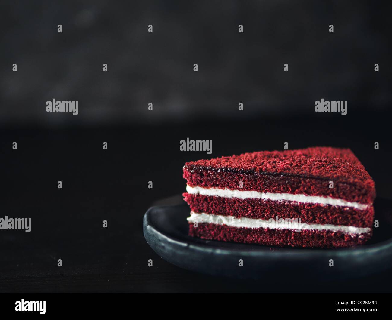 Piece of red velvet cake with perfect texture Stock Photo - Alamy