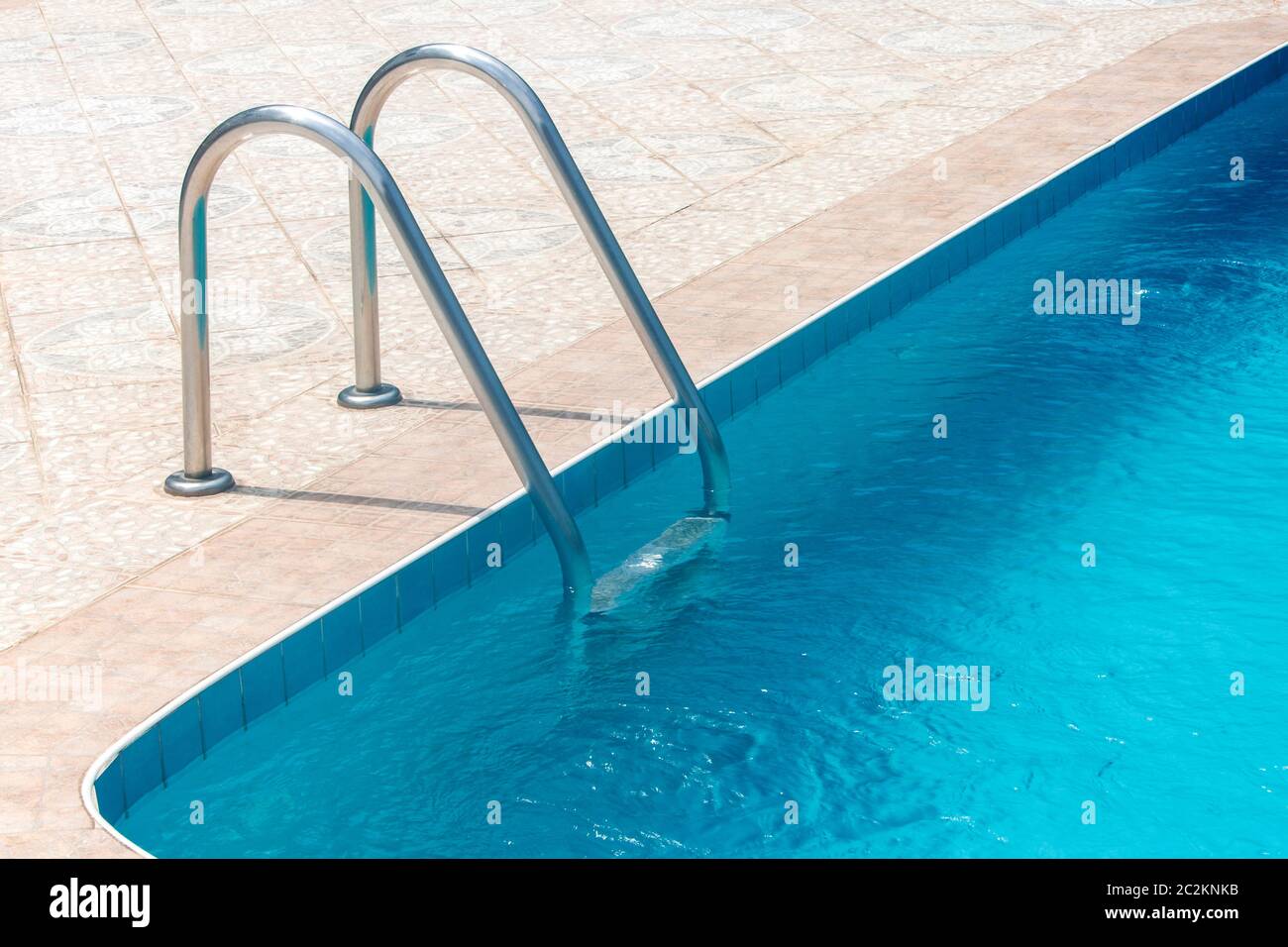 Holiday at a swimming pool in the sun Stock Photo - Alamy