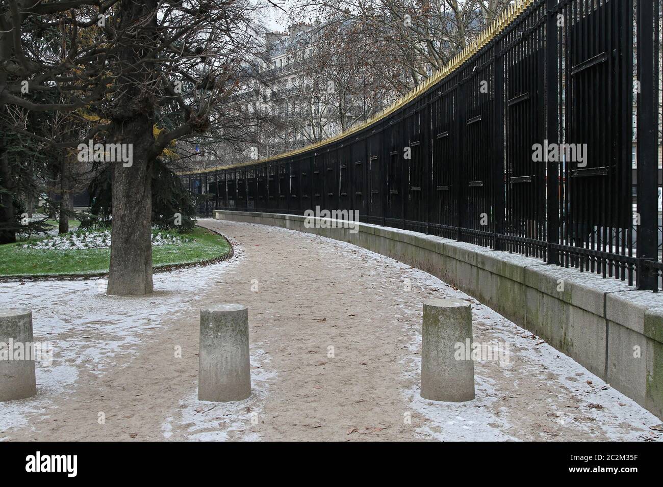 Empty park with winter snow in Paris Stock Photo - Alamy