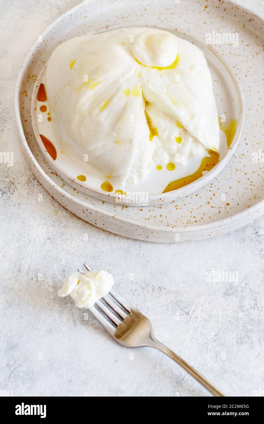 Italian cheese burrata hi-res stock photography and images - Alamy