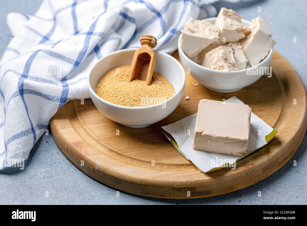 Different types of yeast in ceramic bowls Stock Photo - Alamy