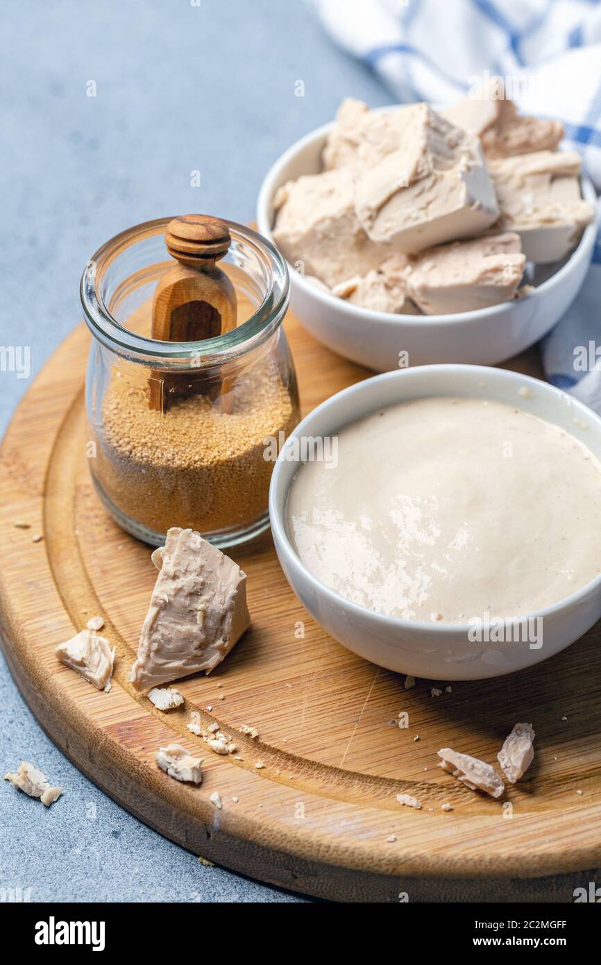 Different types of yeast on a wooden board Stock Photo - Alamy