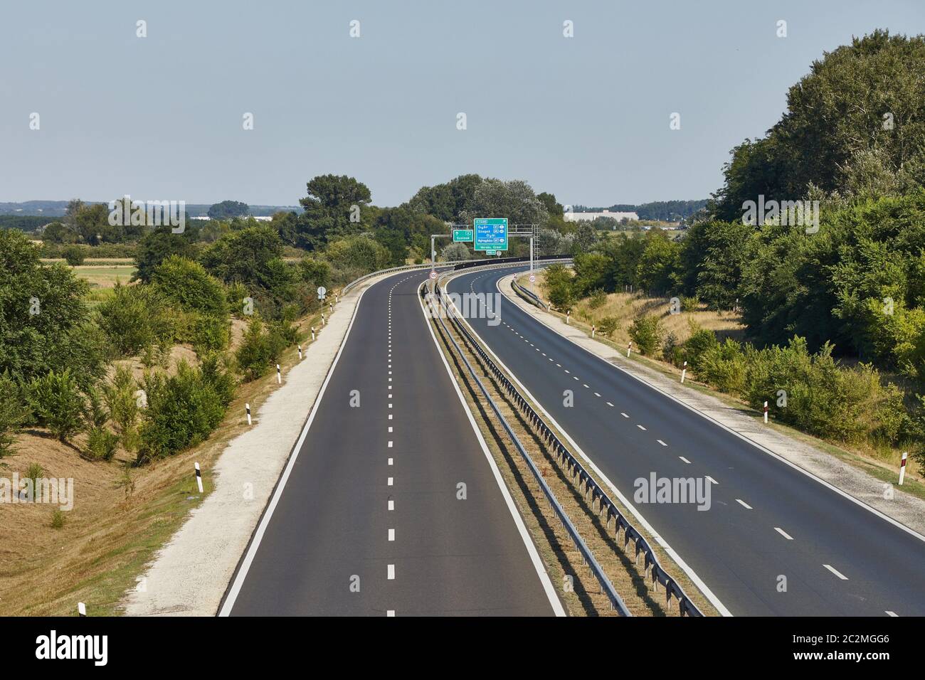 Empty section of highway with no traffic Stock Photo - Alamy