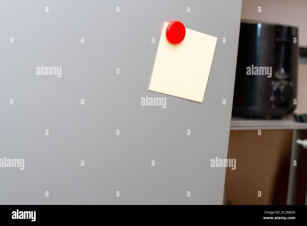 blank sticky note with red pin on fridge, close up Stock Photo - Alamy