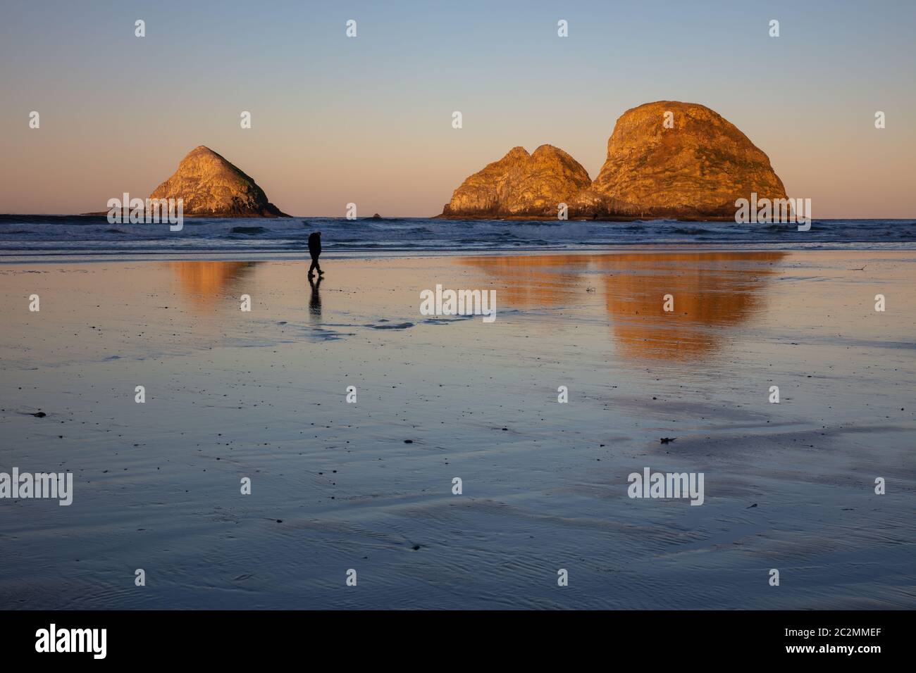 Waterscape pacific ocean reflecting light hi-res stock photography and ...