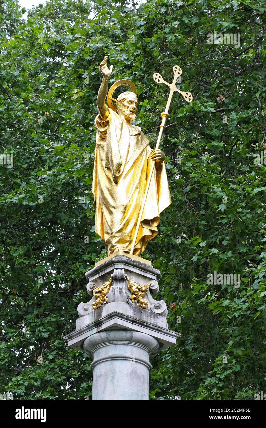 Golden St. Paul statue monument in London Stock Photo - Alamy
