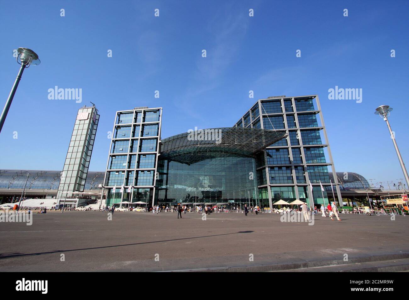 Station roof of berlin main station hi-res stock photography and images ...