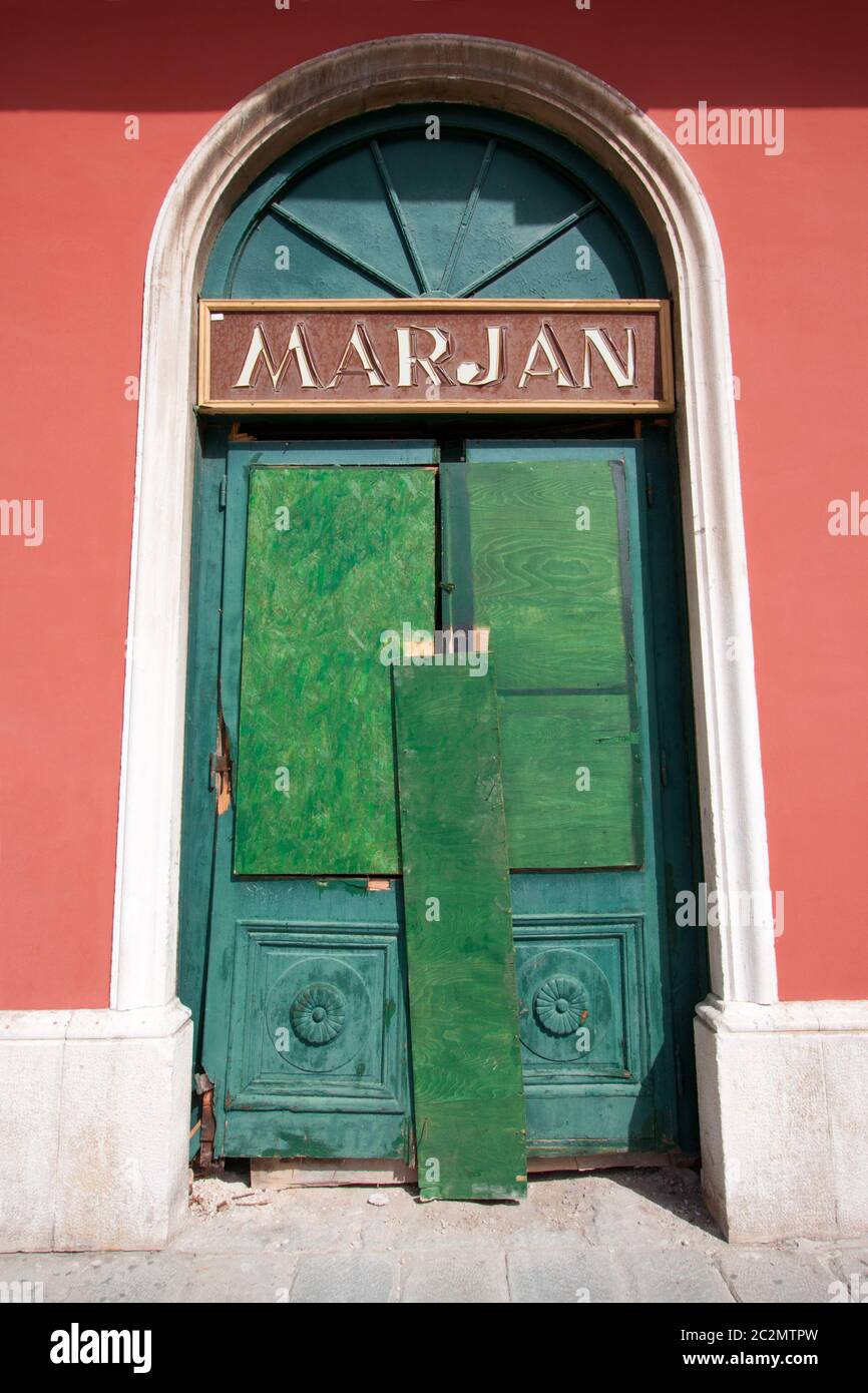 Poor doors hi-res stock photography and images - Alamy