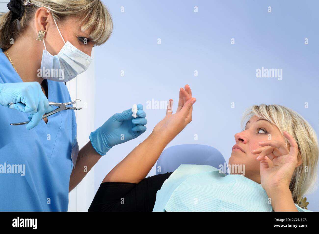 Dentist woman extraction hi-res stock photography and images - Alamy