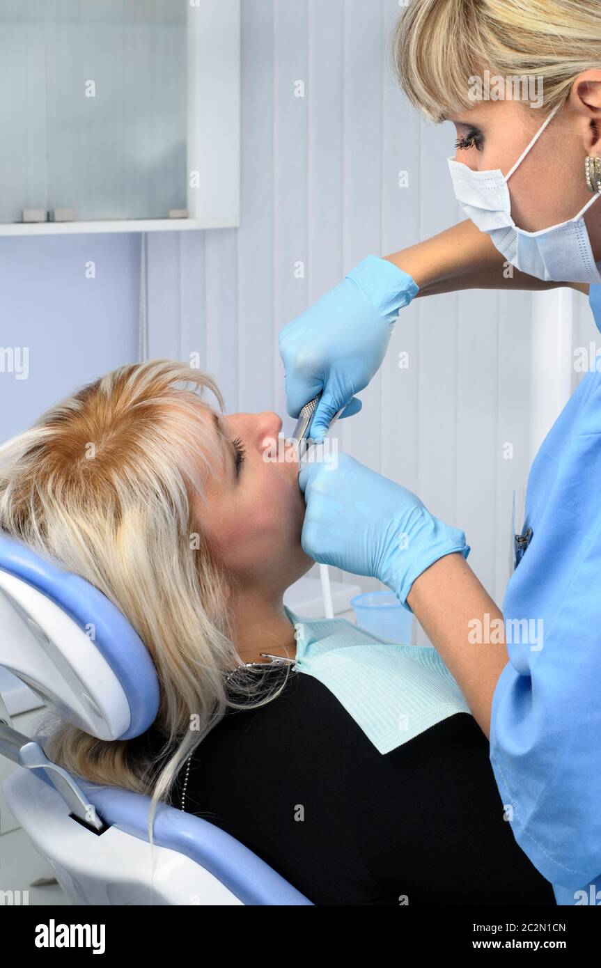 Dentist woman extraction hi-res stock photography and images - Alamy