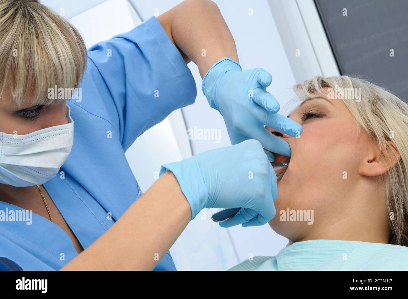 Dentist woman extraction hi-res stock photography and images - Alamy
