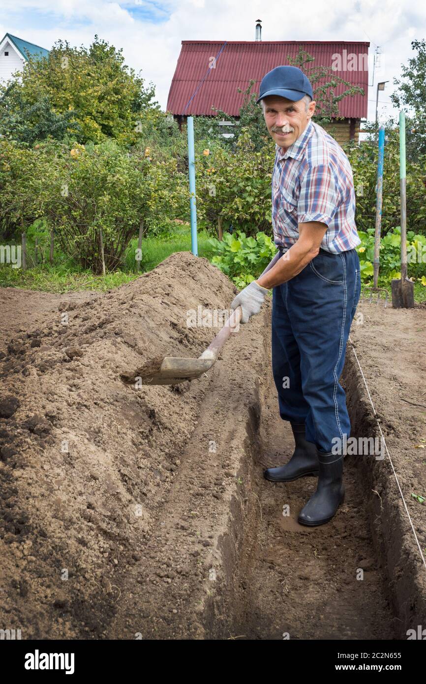Old man digging ground hi-res stock photography and images - Alamy