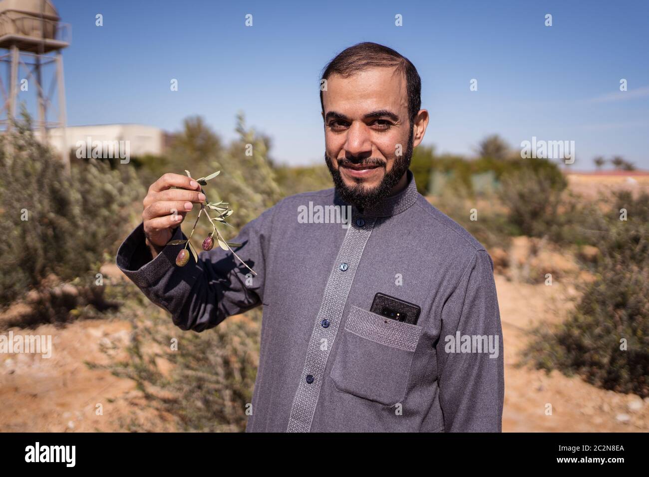 Saudi arabia traditional clothes people hi-res stock photography and ...