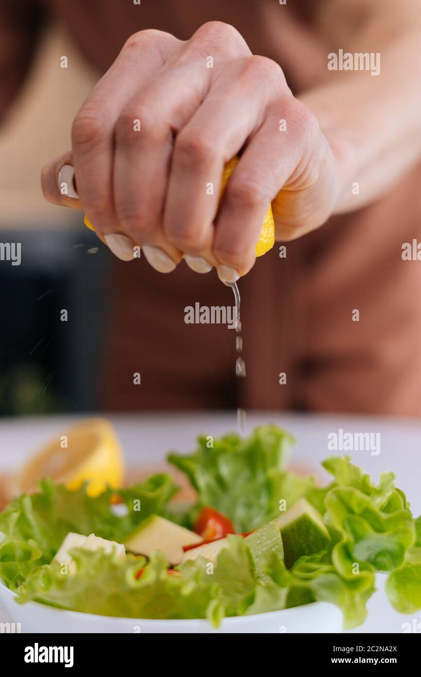 Squeezing fresh lemon juice bowl hi-res stock photography and images - Alamy