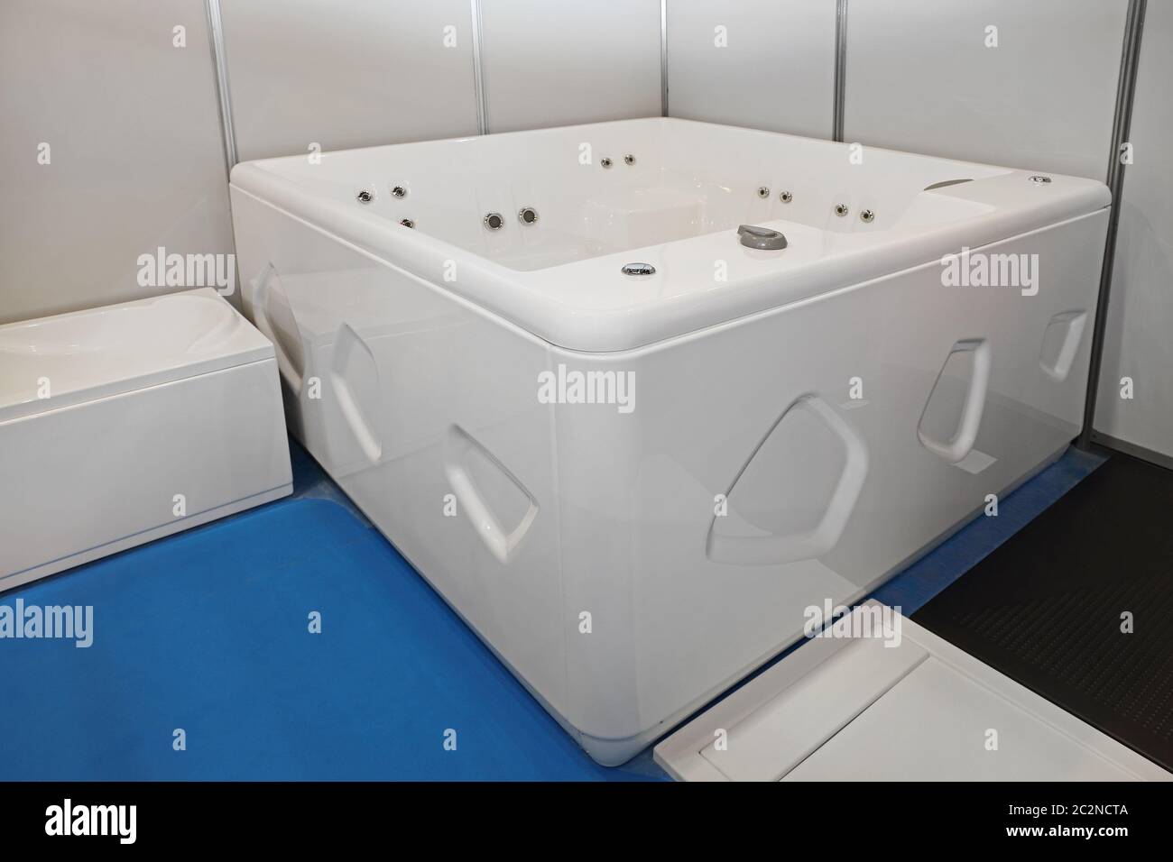 Square bathtub hi-res stock photography and images - Alamy