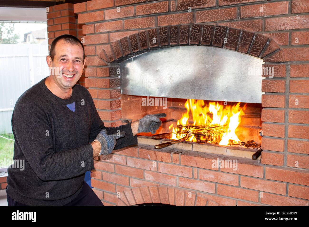 Man eating fire hi-res stock photography and images - Alamy