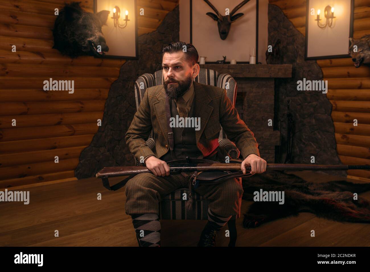 Hunter man with old gun in vintage traditional hunting clothing ...