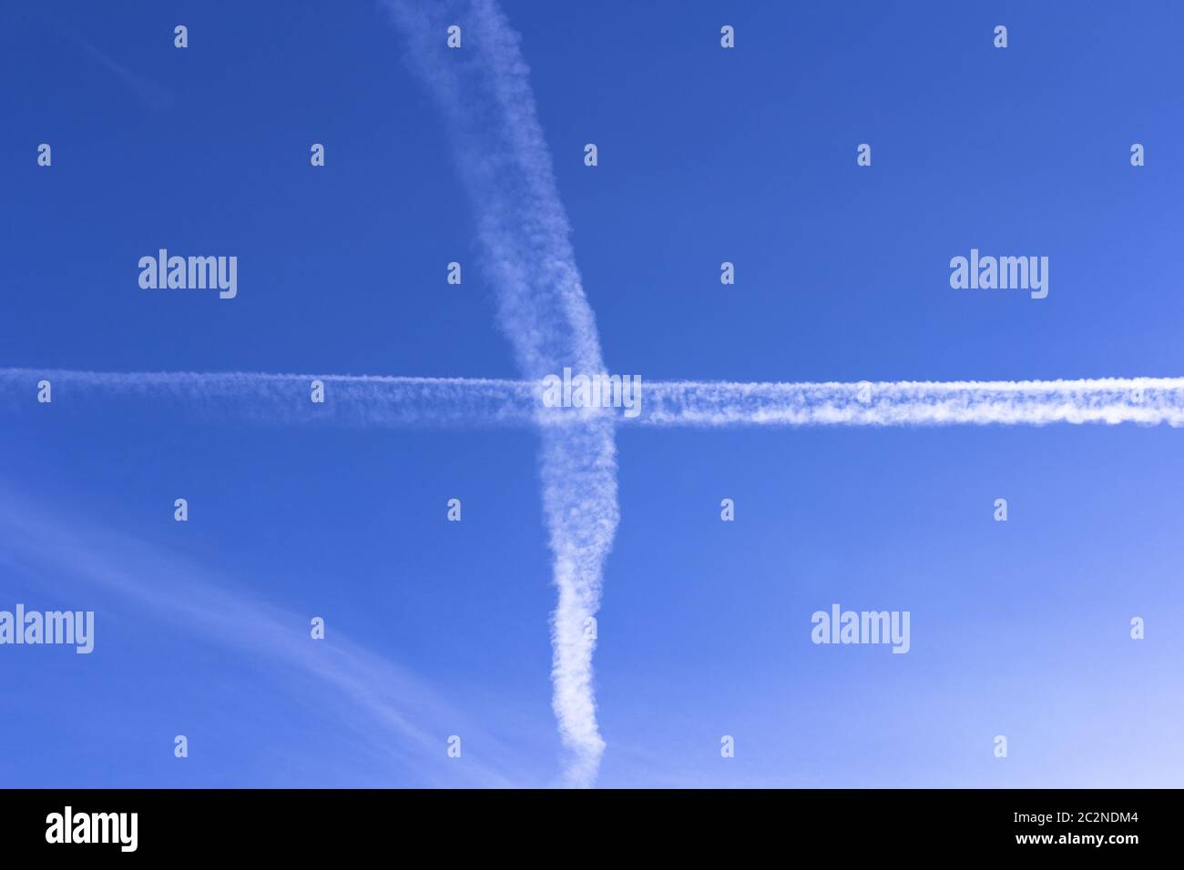 White plane trace hi-res stock photography and images - Alamy