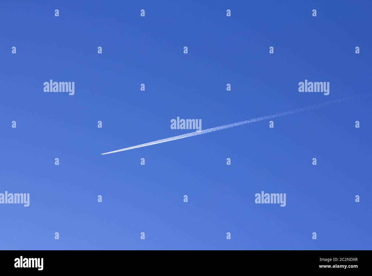 White plane trace hi-res stock photography and images - Alamy