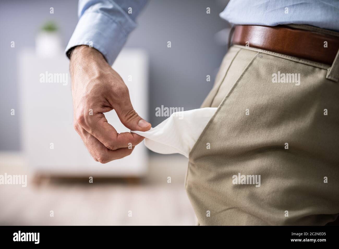Man showing empty pockets hi-res stock photography and images - Alamy