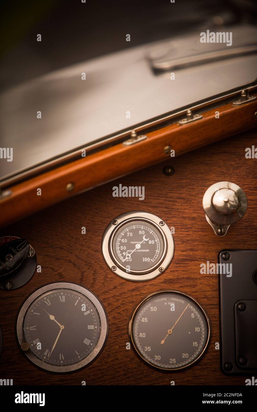 Car dashboard thermometer hi-res stock photography and images - Alamy