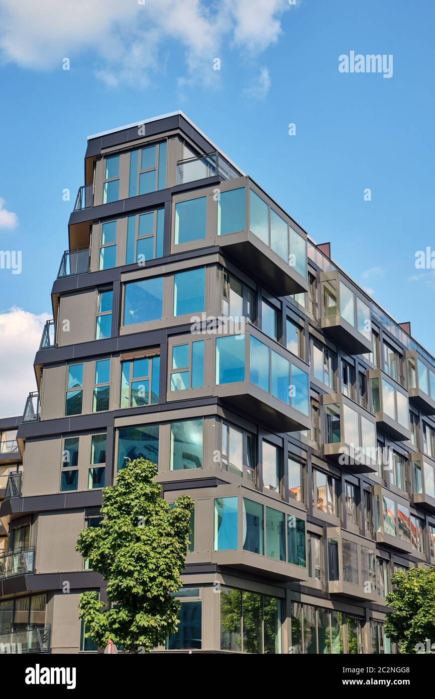 Grey townhouse hi-res stock photography and images - Alamy