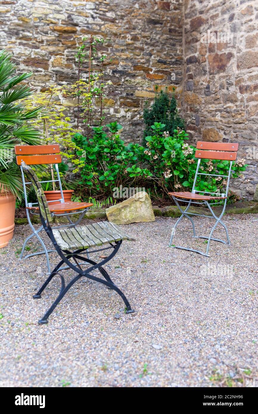 Garden shade chairs hi-res stock photography and images - Alamy