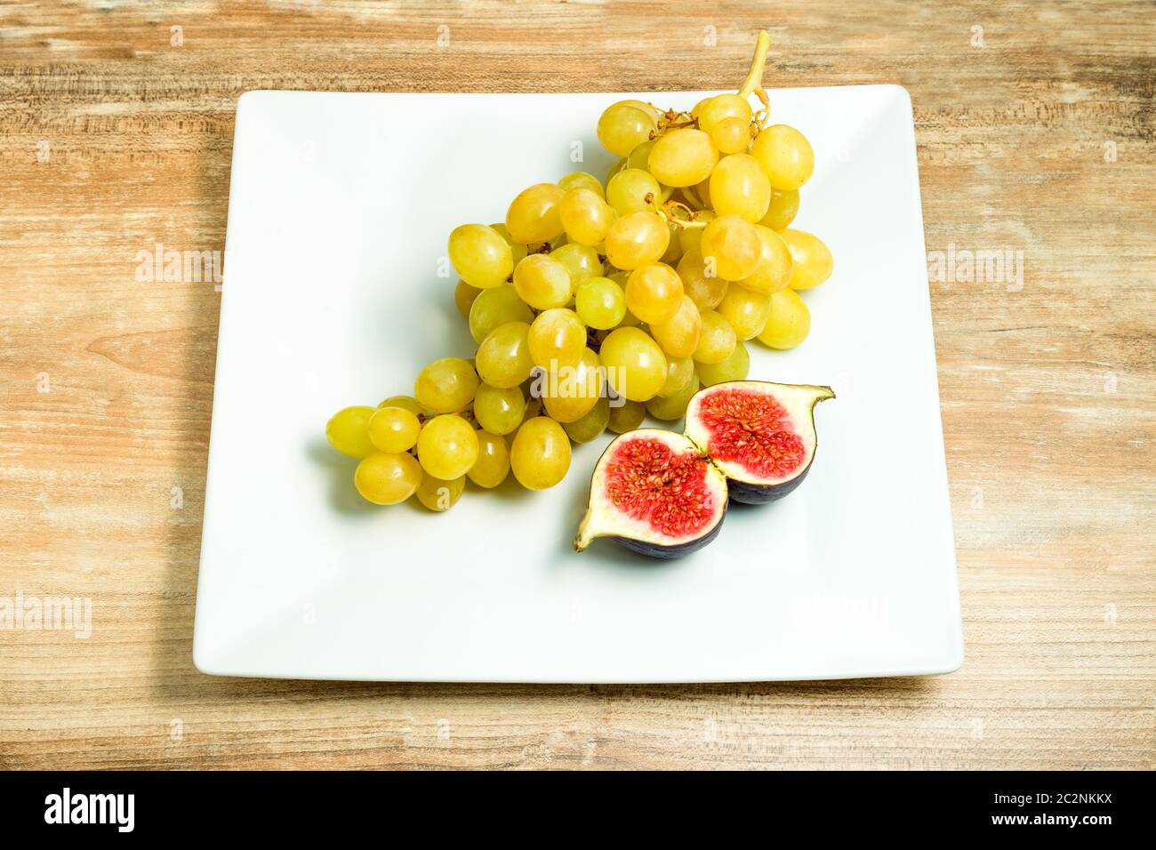Fresh ripe figs and grapes in a bowl Stock Photo - Alamy