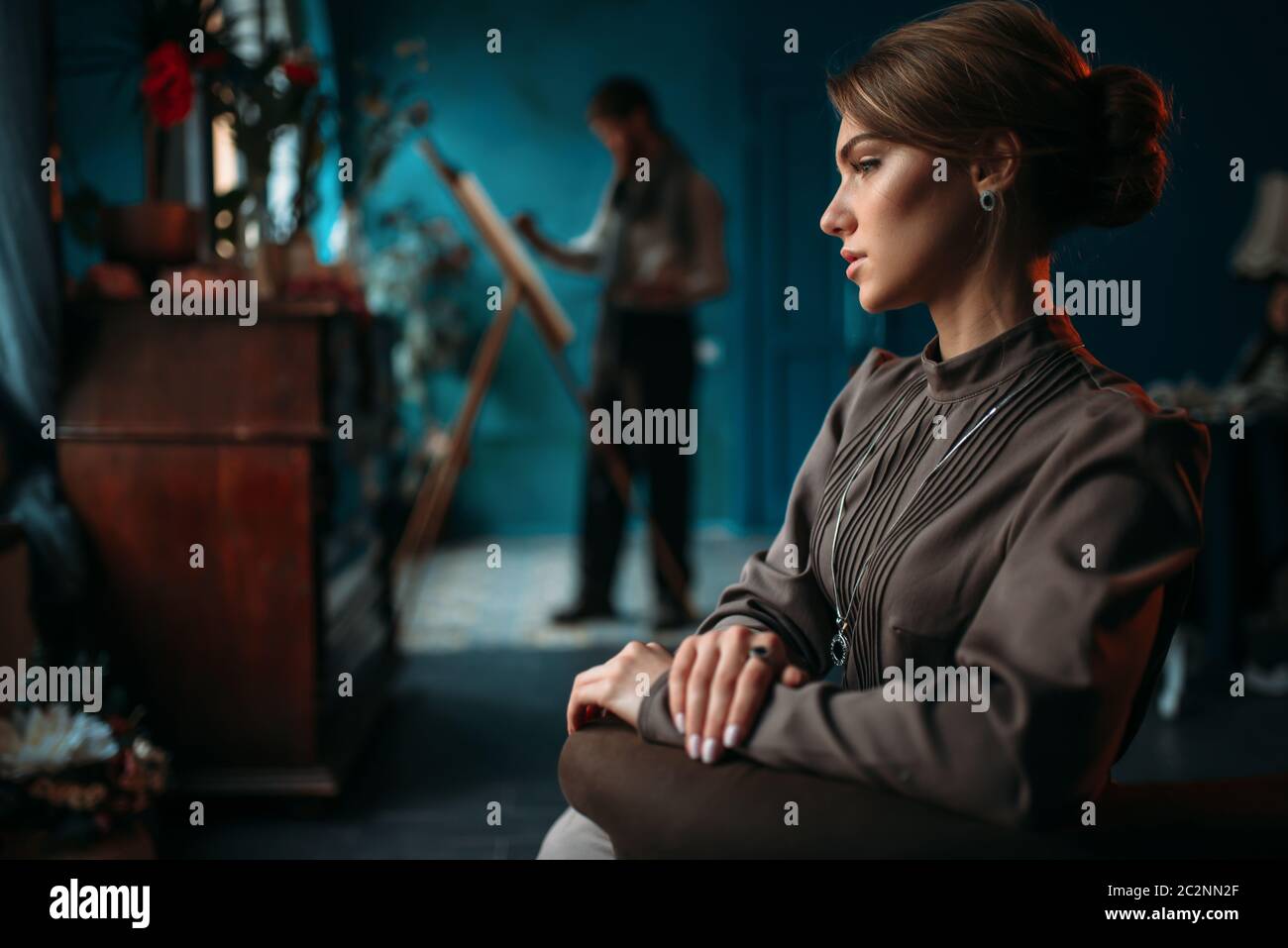 Oli drawing female portrait in art studio. Paintbrush artwork Stock ...