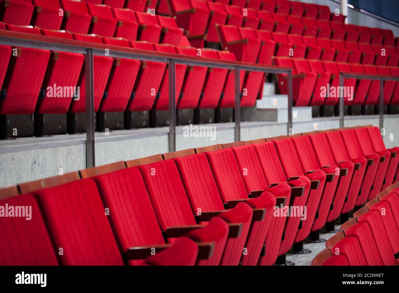 Red theater chairs hi-res stock photography and images - Alamy