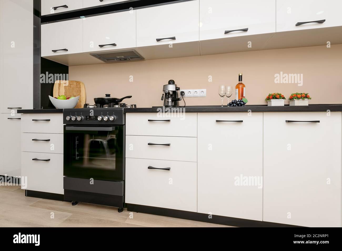 Modern black and white kitchen Stock Photo - Alamy