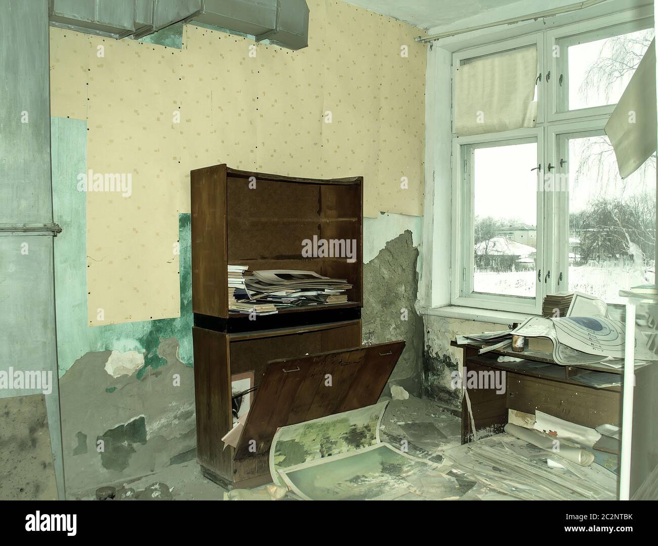 Abandoned ruined room Stock Photo - Alamy