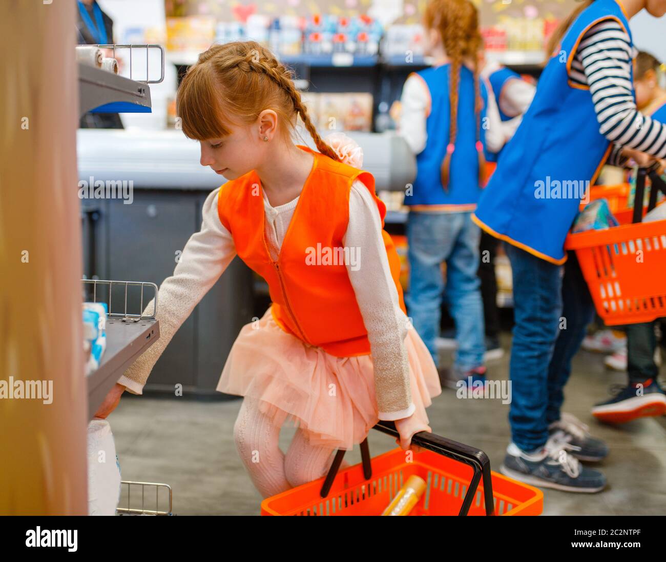 Supermarket children playing hi-res stock photography and images - Alamy