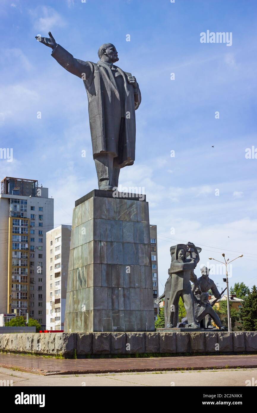 Old lenin statue hi-res stock photography and images - Alamy