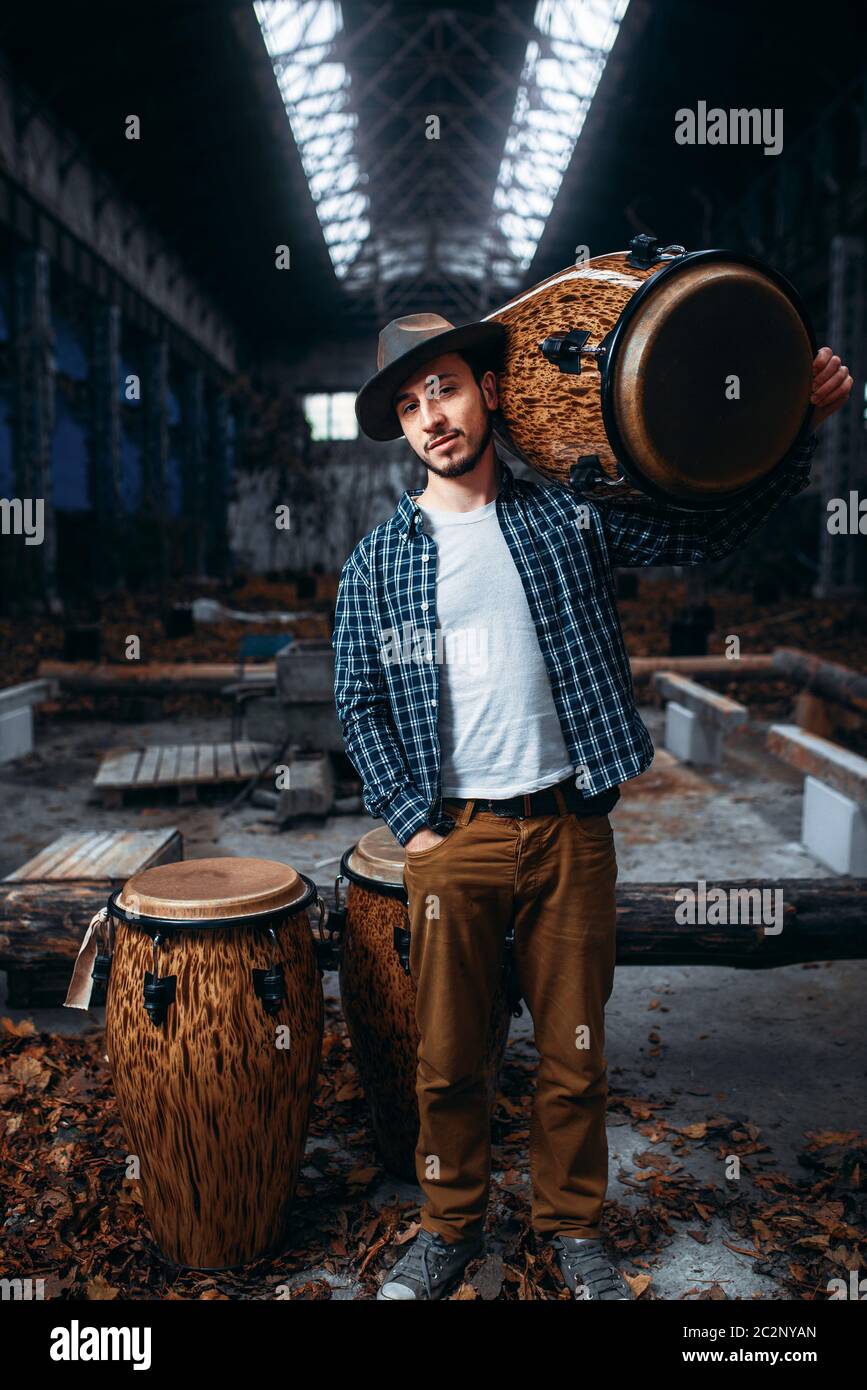 Shoulder drum hi-res stock photography and images - Alamy