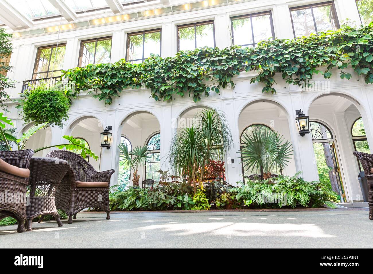 Outdoor café under canopy hi-res stock photography and images - Alamy