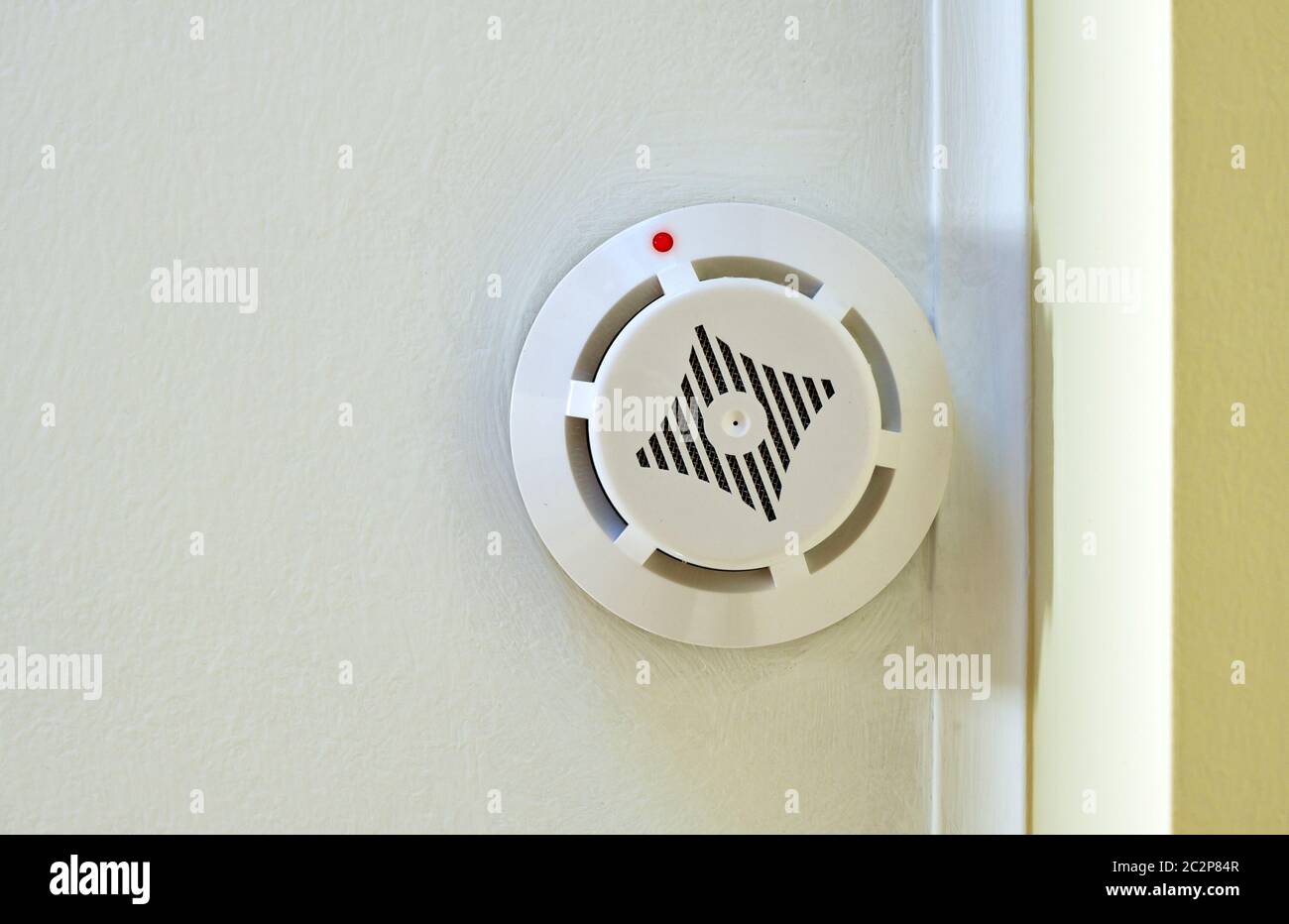 Smoke detector device on ceiling. Close-up view Stock Photo - Alamy