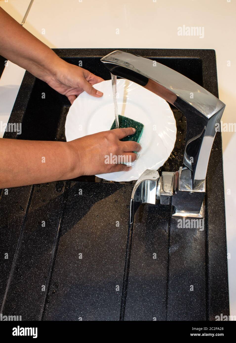 Washing dishes in restaurant hi-res stock photography and images - Alamy