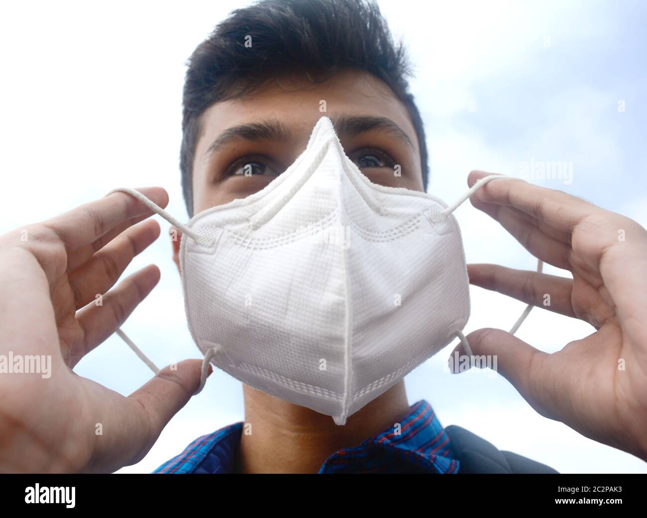 Surgeon mask closeup man hi-res stock photography and images - Alamy