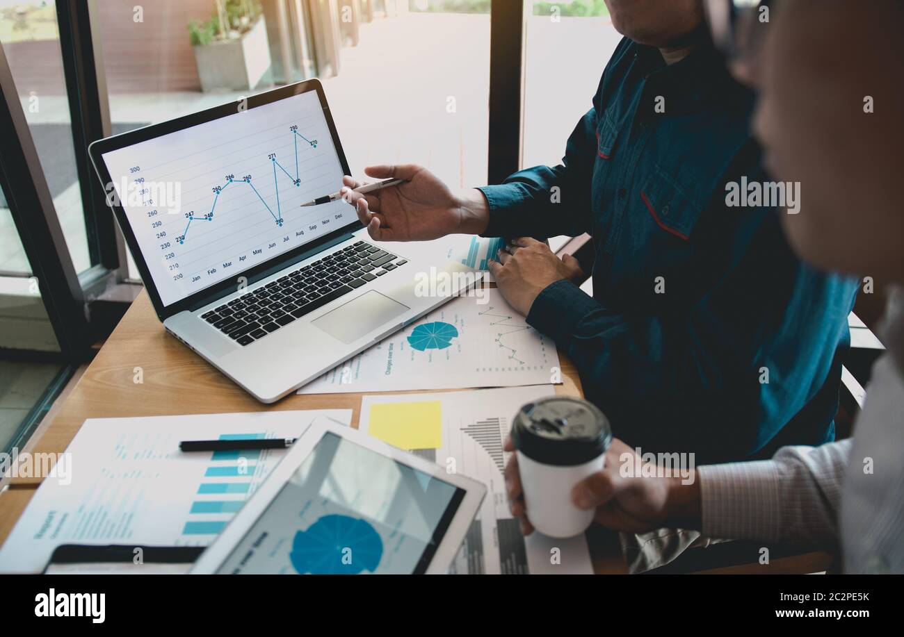 Financial statements computer screen hi-res stock photography and ...