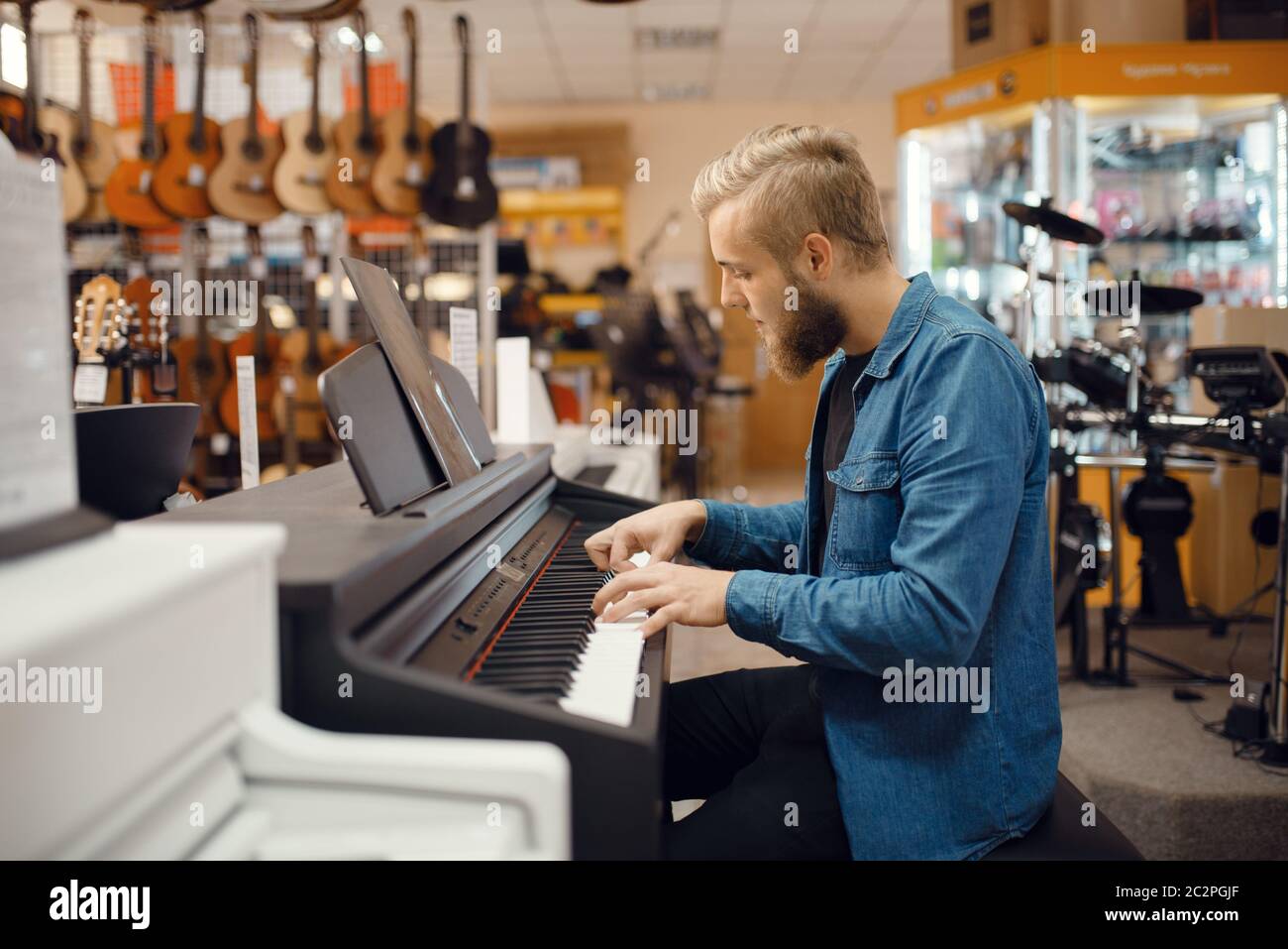 Man keyboardist hi-res stock photography and images - Alamy