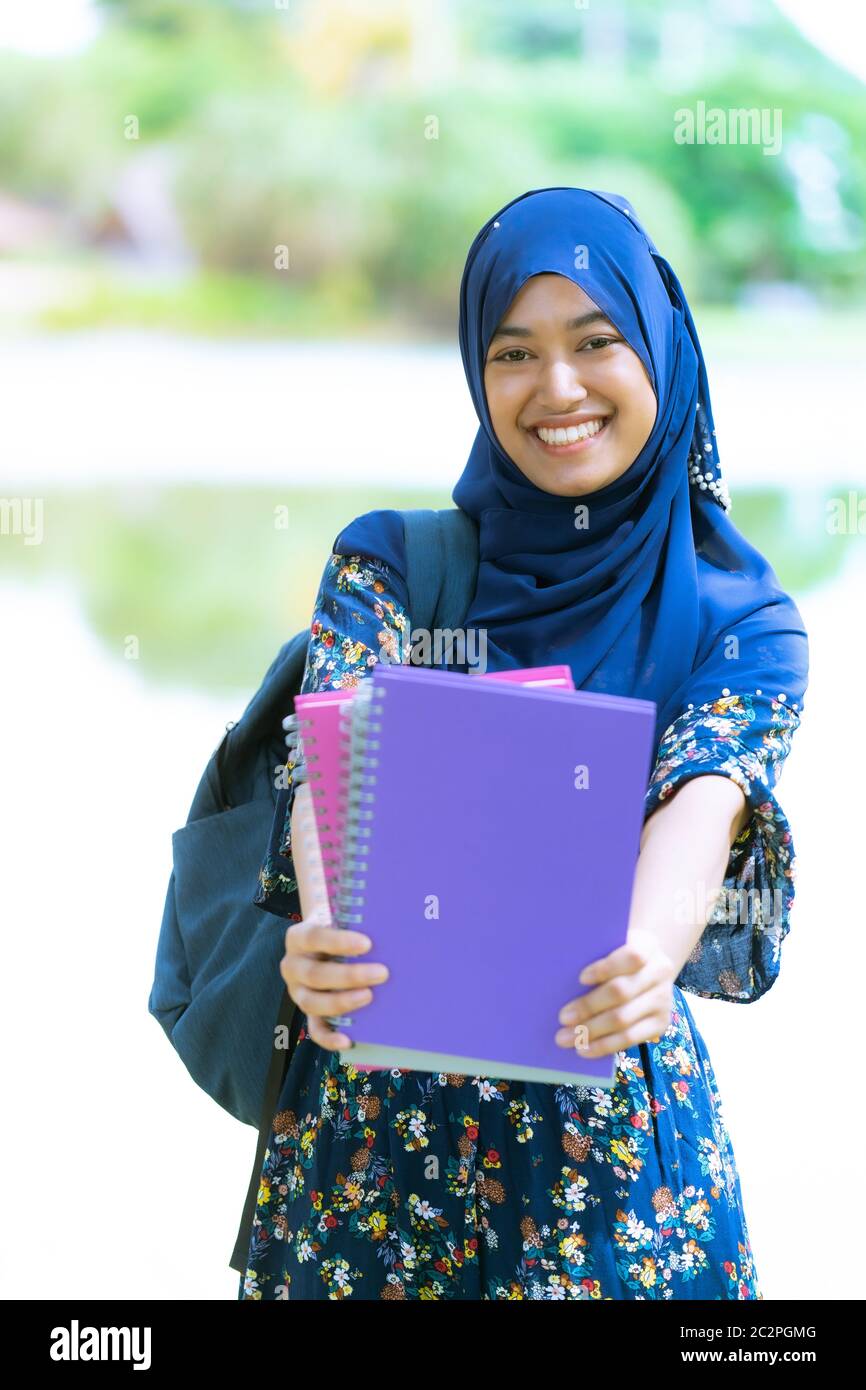 Muslim girl student hi-res stock photography and images - Alamy
