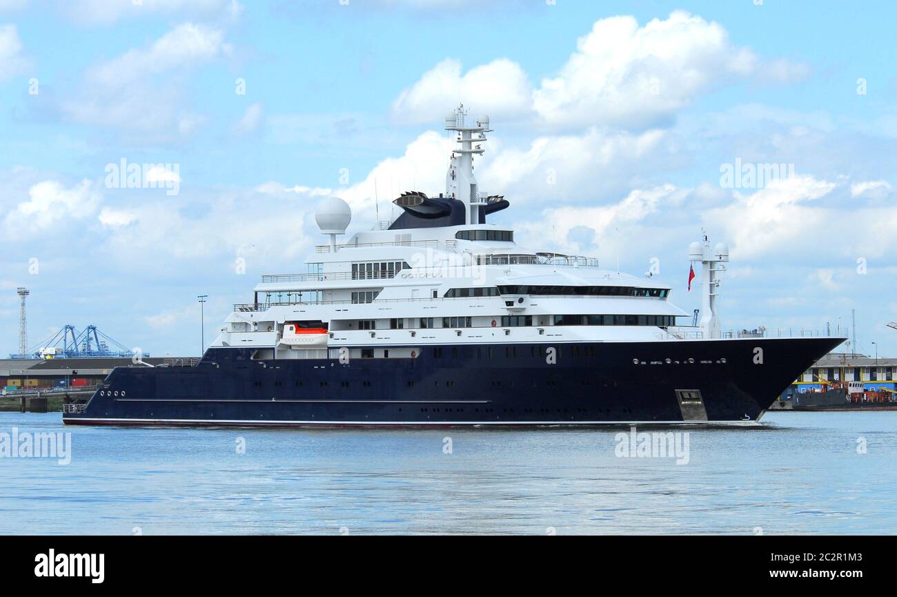 The late Paul Allen's magnificent super yacht Octopus photographed near ...