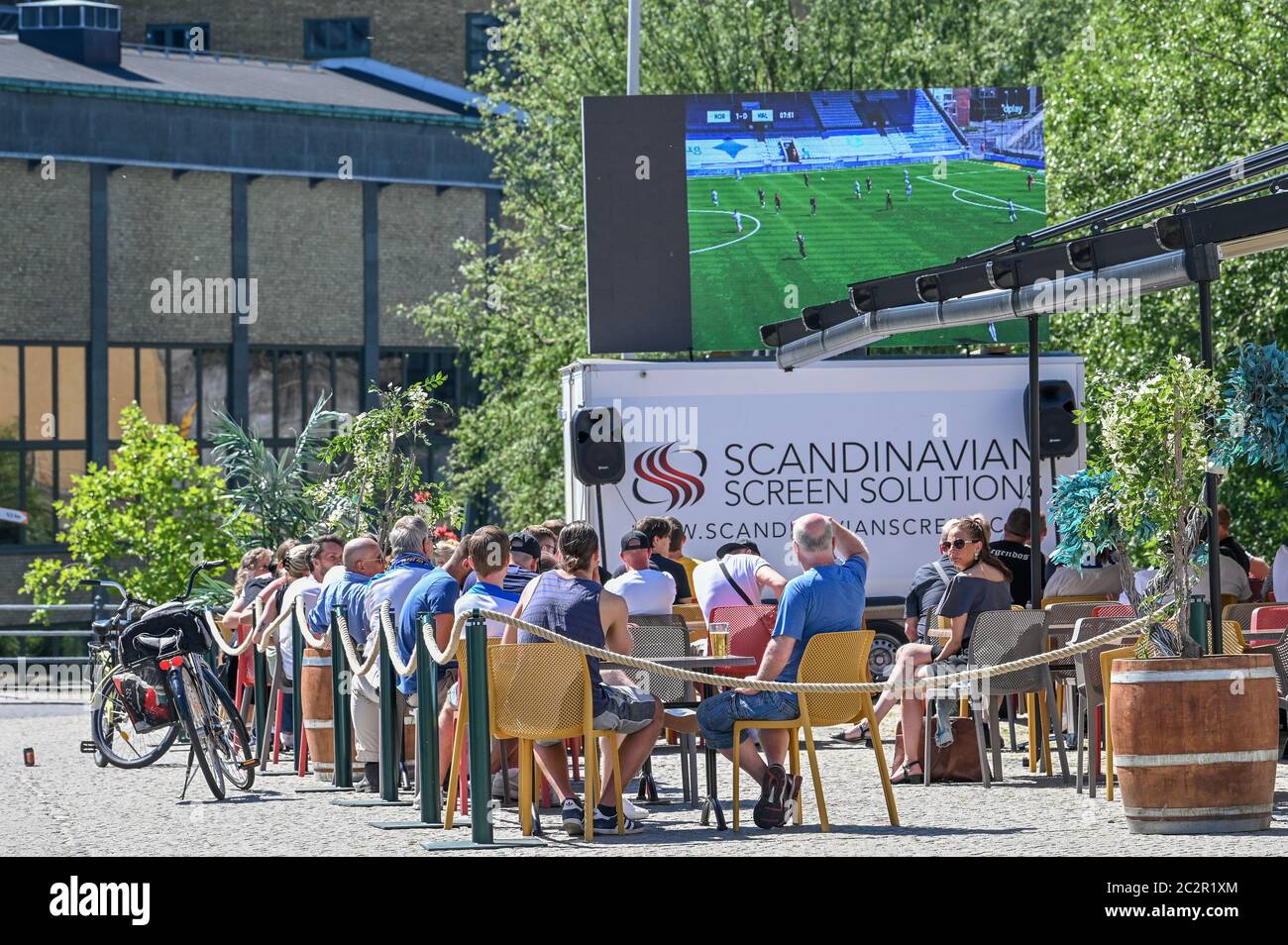 Football fans bar hi-res stock photography and images - Alamy