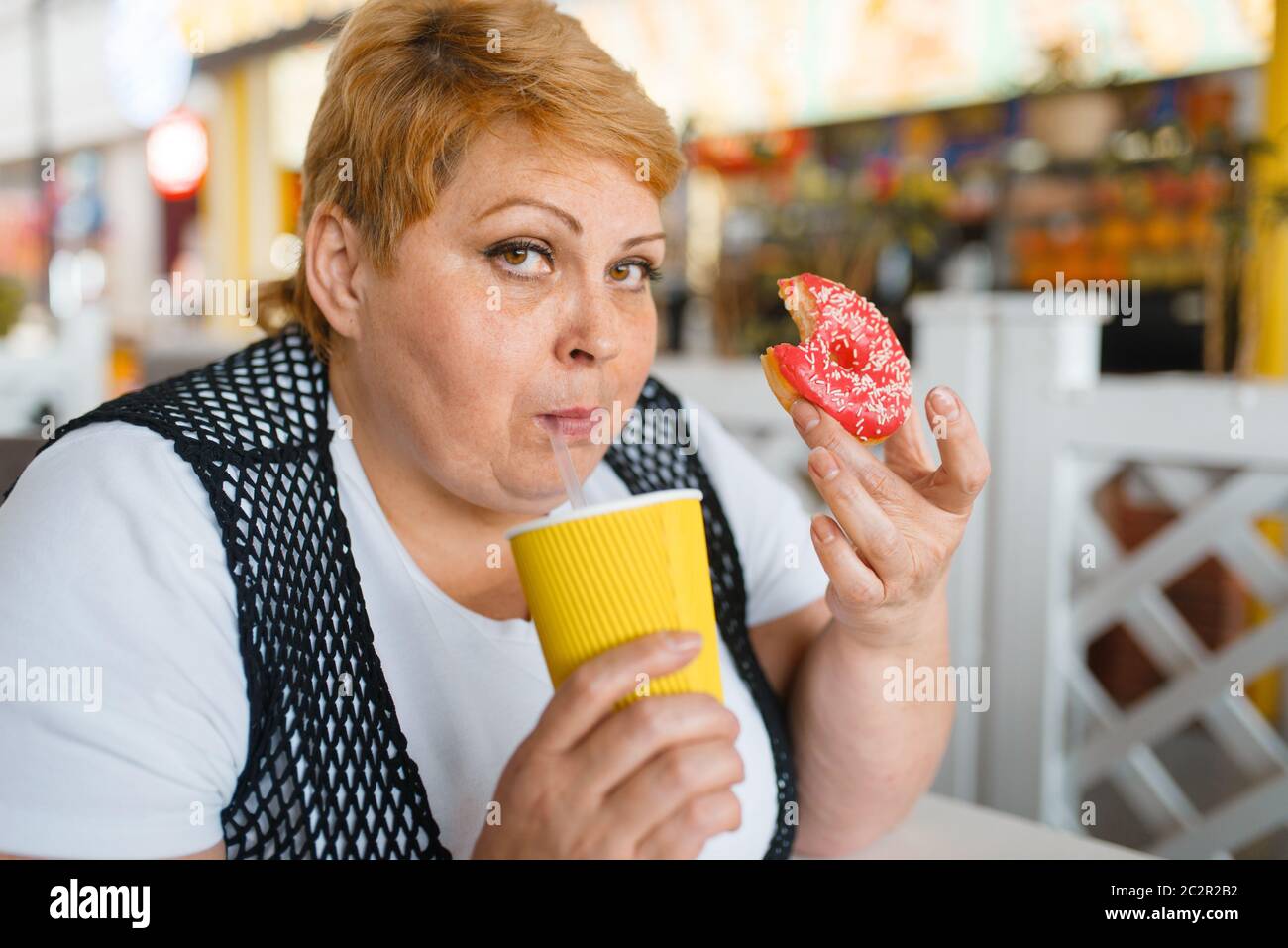 Obese woman fast food restaurant hi-res stock photography and images ...