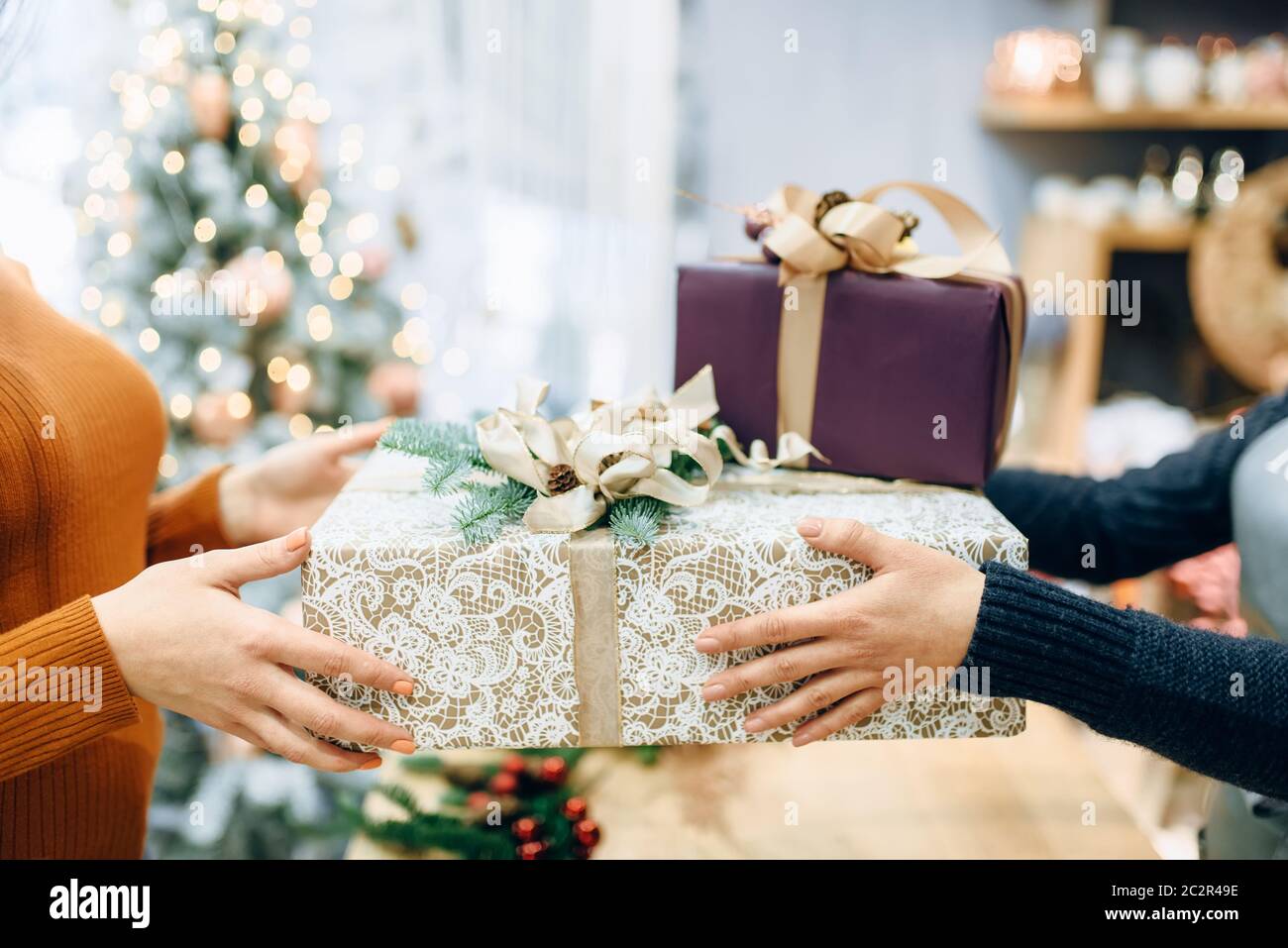 Wrapping procedure hi-res stock photography and images - Alamy