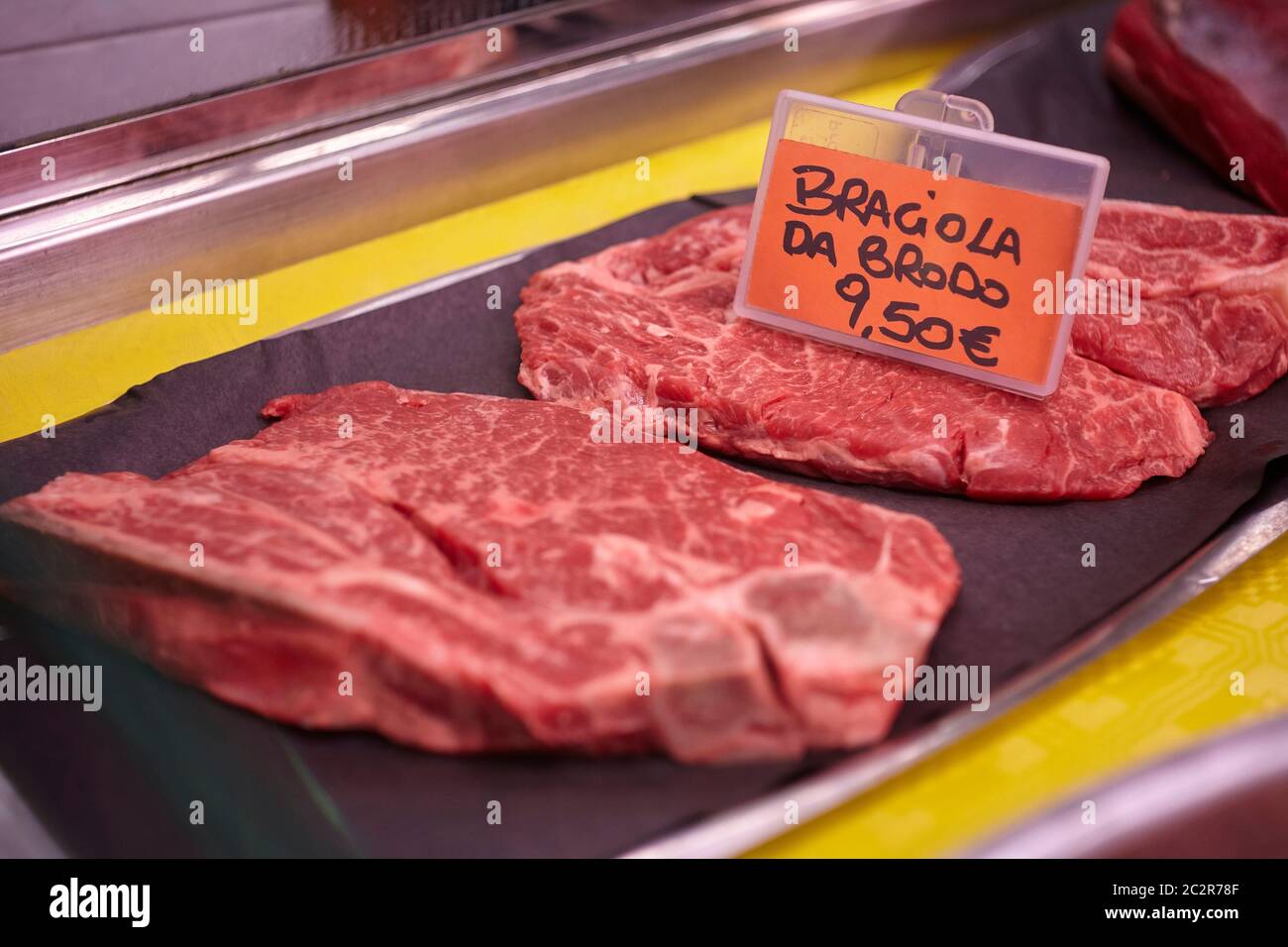 Butchers counter chicken hi-res stock photography and images - Alamy