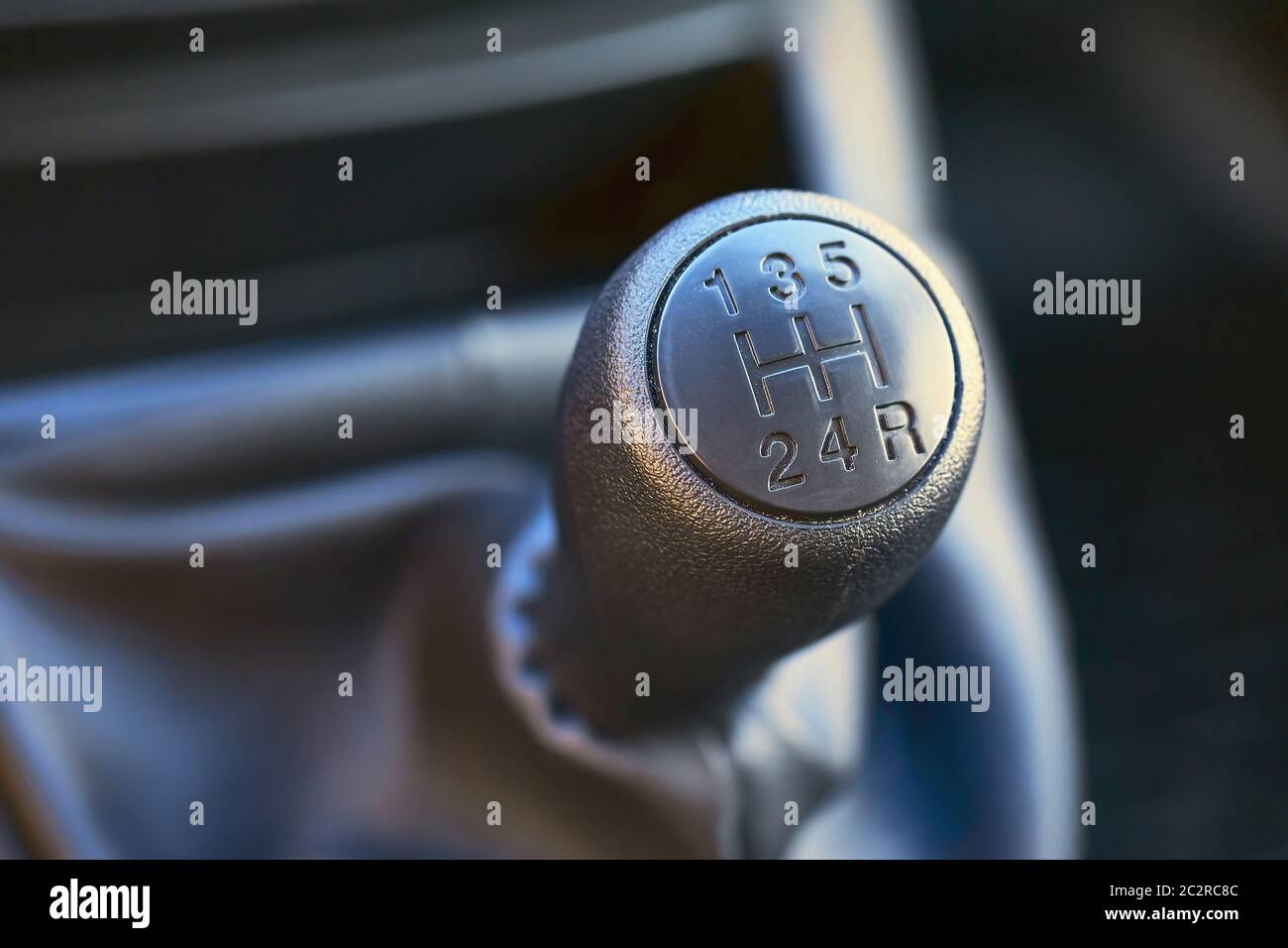 5 speed manual gearbox gear stick Stock Photo - Alamy