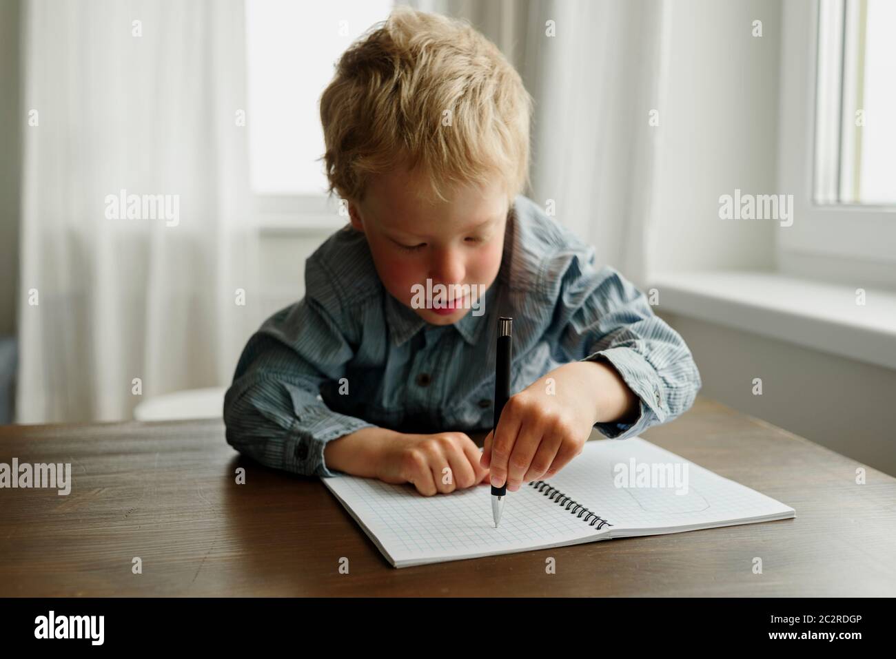 Left handed child writing hi-res stock photography and images - Alamy