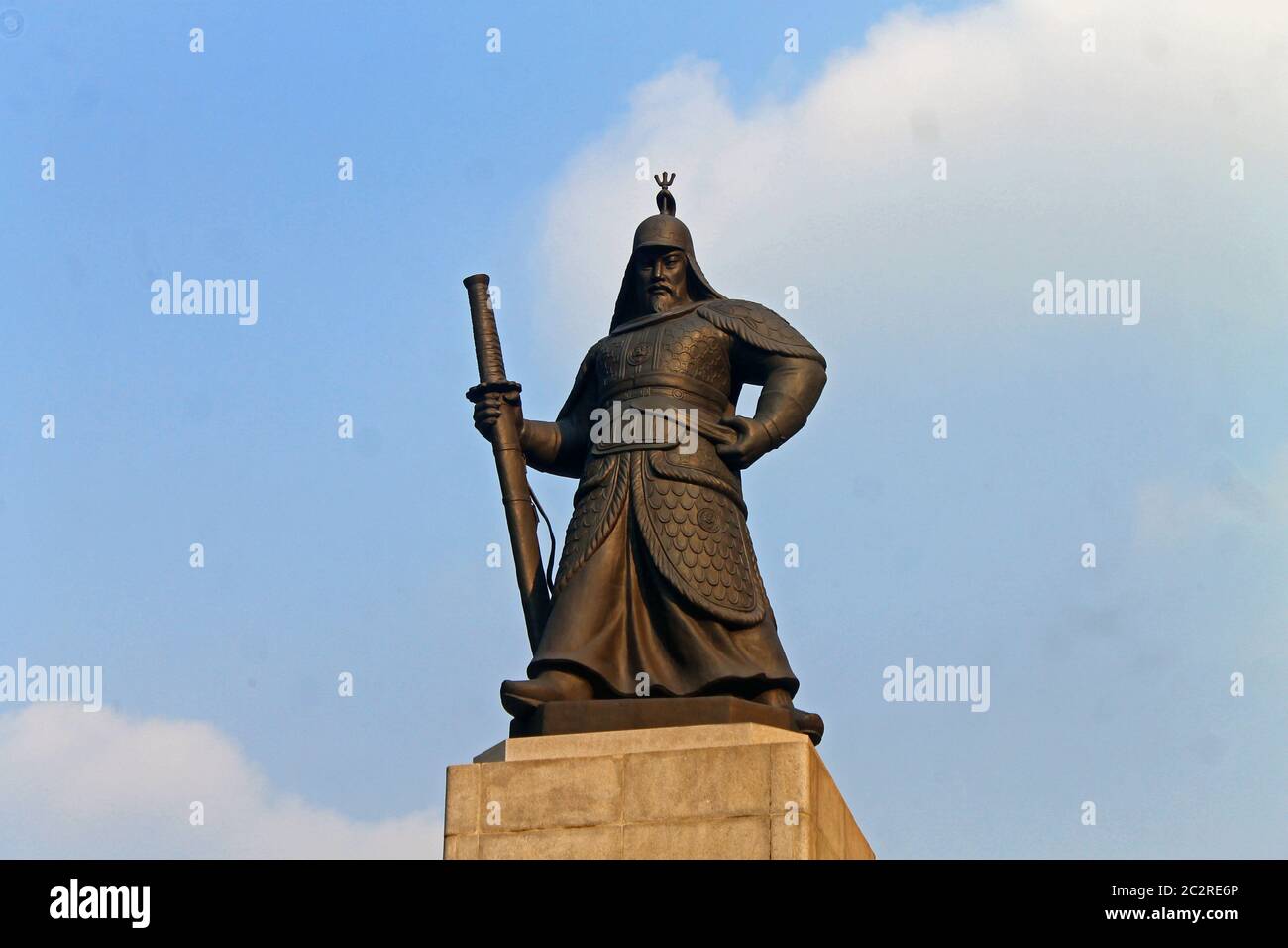 Admiral Yi Sun-sin in Gwanghwamun Square in Seoul Stock Photo - Alamy